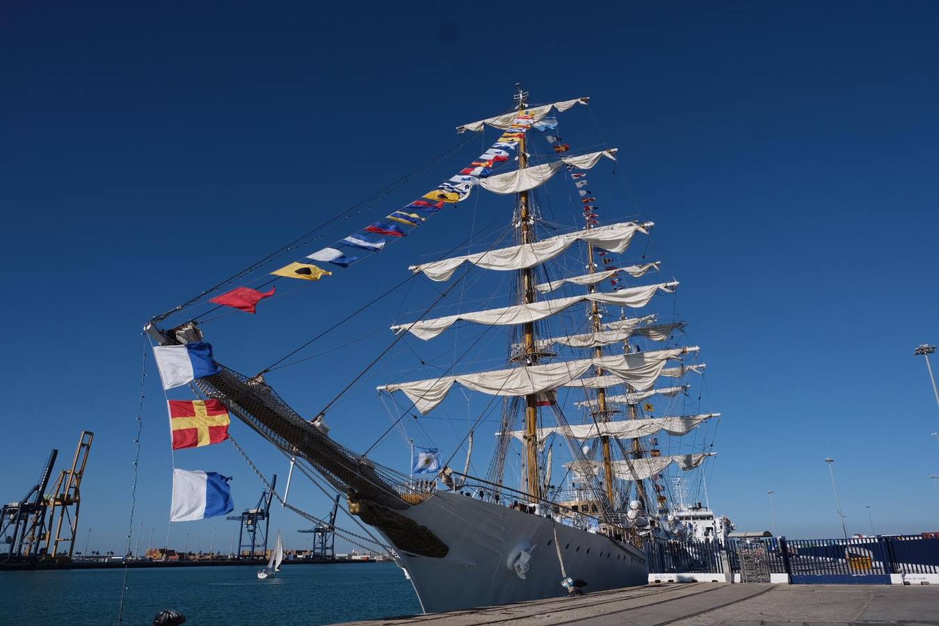 La Fragata Libertad riega las raíces argentinas en tierra gaditana